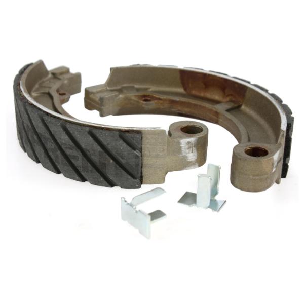 NEWFREN製溝付きブレーキシュー適合：ET3のリアブレーキ弊社で4〜5年前から定番で使用しているNEWFREN製のブレーキシュです。過去に使用していたFA製などの安価なものに比べ、柔らかく効き具合も優秀です。また湿気を含んだ際に効きすぎ...