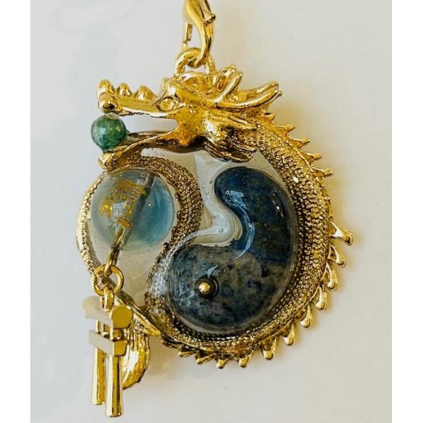 大阪・枚方市のゼロ磁場スポットである、意賀美神社の宮司様から許可をいただき、そのイメージで生まれたのが この「龍神の御守り石」。意賀美（おかみ）は、もともと龍神を意味する一文字で表され、意賀美神社はその名前の通り龍神を祀る神社で、そして元々...