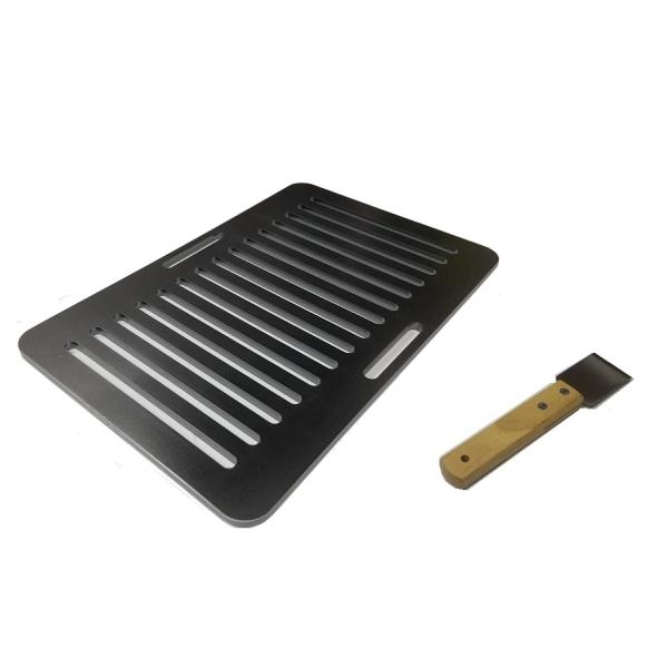 【訳あり】片面のスリットにつぶつぶの傷があります。写真をご覧になり納得の上ご購入をお願いします。おまけのヘラ付！！ 写真のコンロは付いていません。 ヘラ等で四方から持ち上げることができるデザインになっています。真ん中端にある穴で持ち上げると...