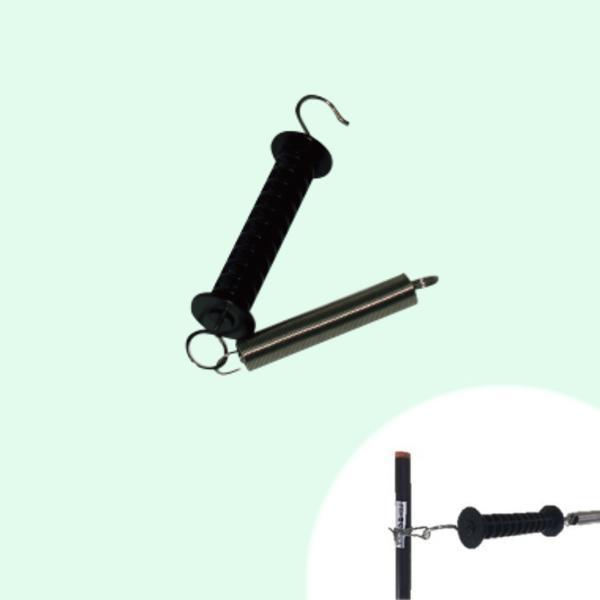 ※注意：支柱、ガイシ、ゲートクリップは他メーカー間の互換性はありませんので、ご注意ください。電気柵を設置する場合、出入口になる部分にはゲートグリップを取り付けます。 柵線をゲートグリップにつなぎ、グリップについているフックをガイシに引っ掛け...