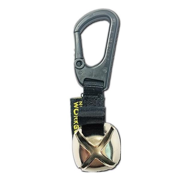 ◯ 便利なサイレンサー（消音機能）付きの熊除け鈴です。◯ 面ファスナー部分に内蔵されている磁石でベルの球をキャッチすることで消音できます。◯ 樹脂製のカラビナで、滑らかに脱着できます。