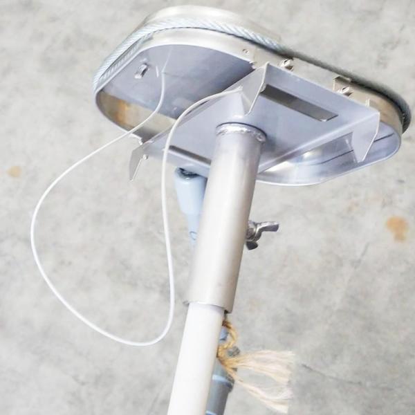 有害鳥獣駆除のプロフェッショナルによって開発された、足くくり・鼻くくりで兼用できるステンレス製の薄型くくり罠です。穴を掘らずに地面に刺すだけの簡単設置で、当店のくくり罠の中でも特に設置の労力が少ない商品です。軽い荷重で作動し、かつ瞬時にアー...