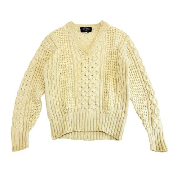 商品/ FASHIONED BY JUN ジュン ケーブルニットセーター商品説明/70〜80年初頭頃のトラッド系を牽引した、JUNMENの源流であるJUNのニットセーターとなります。柔らかい印象のクリーム色にケーブルの編み目が暖かみのあるデ...