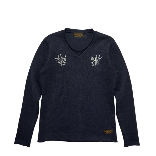 商品/ カスタムスタイルソーカル KUSTOM STYLE SO.CAL 刺繍 Ｖネック ポリエステルニット商品説明/ カスタムスタイルソーカルのポリエステルニットです。軽さのある編地で、ポリエステル特有の扱いやすさが感じられ、胸元の刺繍が...