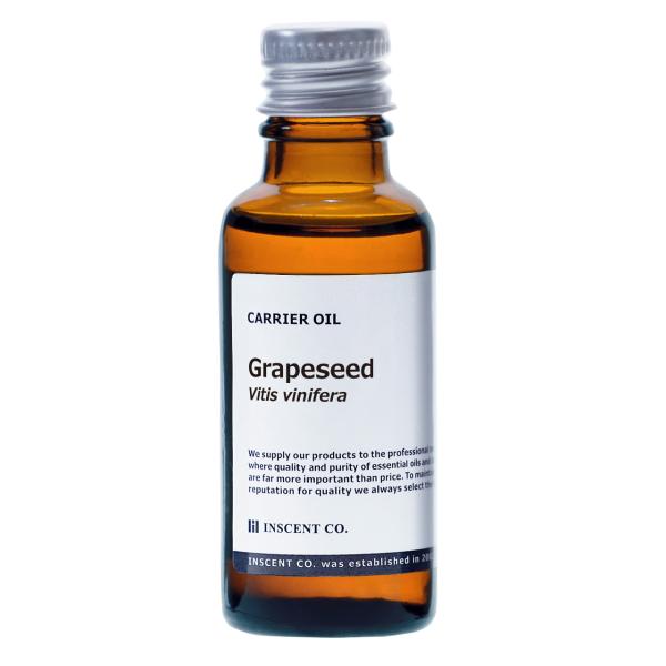 ワインを製造したあとに残るブドウの種子を原料とするオイルです。主成分は必須脂肪酸のリノール酸で、ビタミンEも多く含みます。軽くさっぱりとした使い心地でよく伸びるので、広範囲のボディマッサージによく使用されます。クレンジング作用があり、脂性肌...