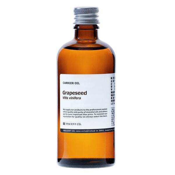 ワインを製造したあとに残るブドウの種子を原料とするオイルです。主成分は必須脂肪酸のリノール酸で、ビタミンEも多く含みます。軽くさっぱりとした使い心地でよく伸びるので、広範囲のボディマッサージによく使用されます。クレンジング作用があり、脂性肌...