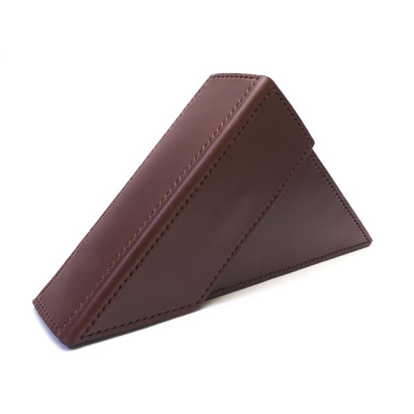 cunabula イタリアンレザーの三角ケース（赤茶）色：赤茶目安サイズ：約１７ｃｍ×２４ｃｍ×５.５ｃｍ磁石留めベルト通し幅：約５ｃｍ重さ：約２０５ｇ素材：イタリアンレザー日本人革職人cunabulaによる高品質素材を使った「手縫いによる...