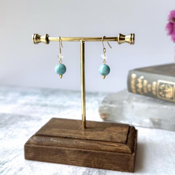 カリブ海の美しい海を思わせる水面のような模様が美しいラリマーと、角度によって光るシラーが美しいムーンストーンのピアスです。耳元を爽やかな色で華やかに彩ってくれます。〈ラリマーの意味〉・心身の癒し・コミュニケーション能力up・環境の変化に対し...