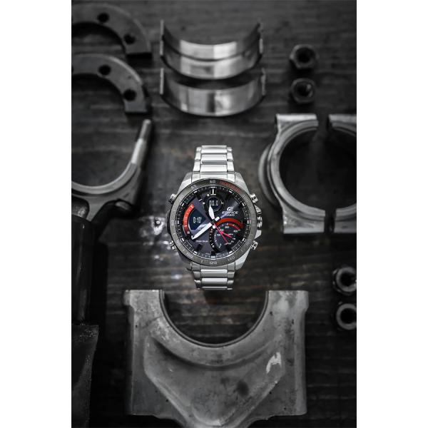 EDIFICE Smartphone Link(スマートフォンリンクシリーズ)のデジタル・アナログコンビネーションモデルです。黒を基調に赤いアクセントカラーを入れたスポーティなデザインとなっています。針の指針に加え液晶で各種情報をわかりやす...