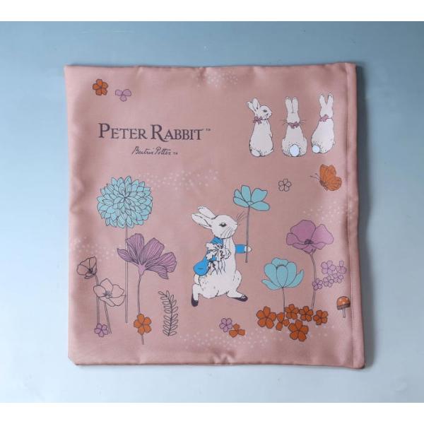 ピーターラビット TM クッションカバー　同色2枚組　45×45cm（G33-0008）・かわいいピーターラビットのインテリア雑貨。・お部屋のアクセントに。・片側サイドファスナー付き。・素材:ポリエステル・カラー:ピンクベージュ・サイズ/重...