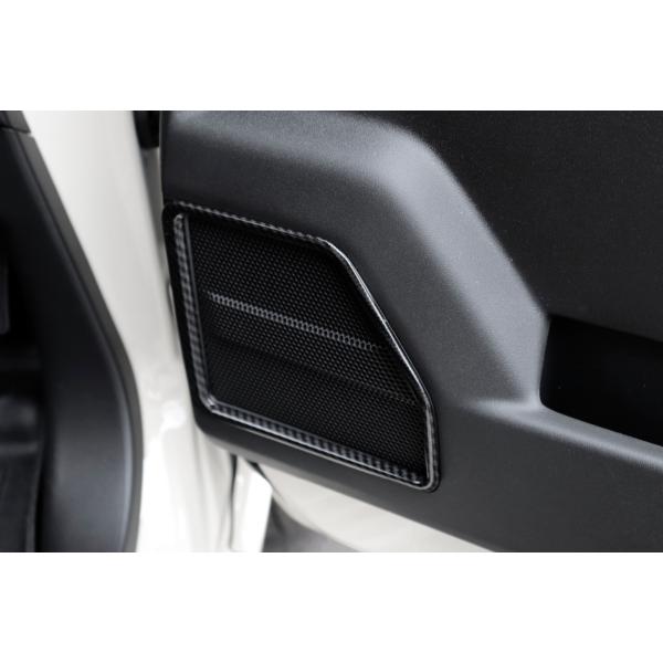 ■穴開けなどの加工は必要なく両面テープで貼るだけだからDIYのはじめの一歩に最適■ビジュアルはスポーティなイメージのカーボン調仕上げ。ドレスアップの視覚的効果は抜群！■適合車種・ジムニー…JB64W（H30.07〜）・ジムニーシエラ…JB7...