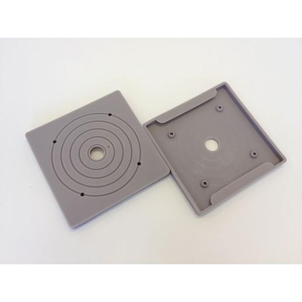 足場ジャッキベースにはめることで、設置綿の傷つけ、滑りを防止する足場敷き板。 ●ゴムに近いような性質を持つ特殊樹脂の使用のほか、裏面に滑り止めリブをつける事で滑り止め効果大。 ●屋根用としても最適です。