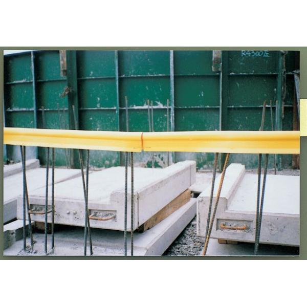 現場の鉄筋むき出しによる殺傷防止カバー。●ソフト感のある軟質タイプ。●鉄筋先端保護に最適●並列鉄筋に簡単に装着できます。【対応規格】　鉄筋D10〜D25（高さ75H）