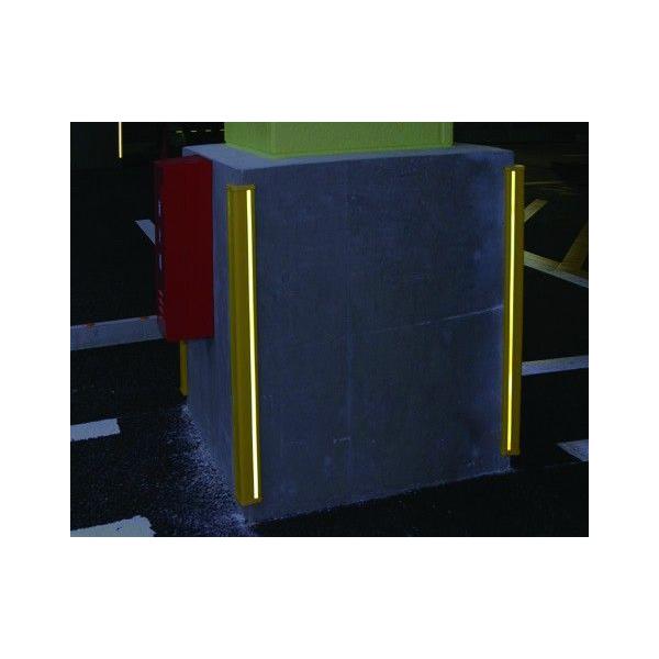 テープ貼り付け式の柱養生材※パーキングコーナー　の後継品です！ねじ止め式からテープ式に変わっていますのでご注意ください。高性能粘着テープを裏面に使用。→リケイ紙を剥がして貼り付けるだけの簡単施工！高輝度反射テープで視認性抜群。《注意事項》設...