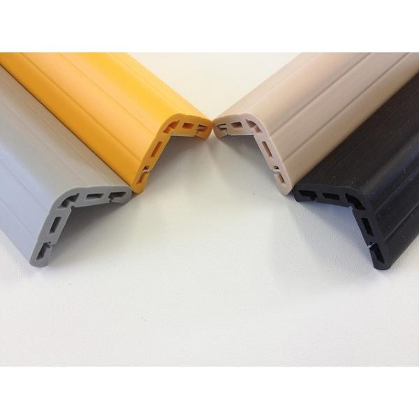 あらゆる柱などの角面の養生に。アルミ製ブラケットで、しっかり固定。本体はかぶせるだけだかららくらく交換。○アルミブラケットにはビス止め用穴があいています。（φ５mm穴皿座グリ）○ 本品は、本体とブラケットのセットです。取り付け用のφ４サラビ...