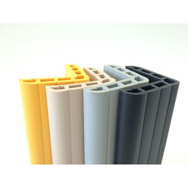 コーナー部分の養生に！ソフトな感触で、取り付けも簡単。カッター・ハサミでカットできます。材質 ： 軟質塩化ビニールサイズ ： L部65×厚み10×長さ1000