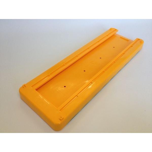 樹脂製の下屋用アンダーベース。 屋根の上に足場を施工する際、屋根瓦、又はトタン屋根を傷つけない様にする為のモノ。 PAT.(特許取得)商品。規格：140角