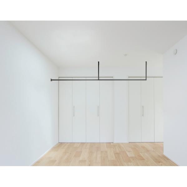 天井付け物干し「kacu」は、凹凸を極限まで無くした、シンプルな常設型物干しです。壁、柱、窓枠など、部屋を構成するものの多くは直線でできています。この物干しも直線。 丸みのないデザインは、使っていないときにも部屋になじみます。壁や天井、窓枠...