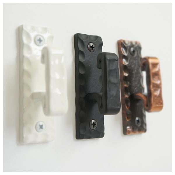 当店のアイアンカーテンレールと同素材のおしゃれなタッセルホルダー。シンプルなデザインはさりげなくてどんなインテリアにもあいます。■商品名：ルイス（小）2個組■カラーバリエーション：ホワイト・ブラック・ブロンズ（3色）■材質：亜鉛ダイキャスト...