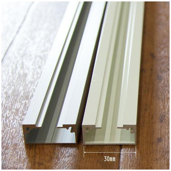 商品名:クチャーレール　ルーミー30　直線レールカラー:ホワイト/シルバーレール耐荷重:15kg材質：アルミ摘要：日本製/天穴開き仕様（天穴4.5Φ）※ジョイント（151cm以上はジョイント式）※151cm以上ジョイントなしも可能ですが、1...