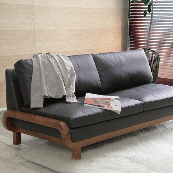 《開梱設置サービス付き》本革(体に触れる部分)を使用した高級感のあるモダンな3人掛けソファです。【サイズ】本体：幅180 x 奥行き82 x 高さ75(SH40)cm【材質】張地：革・PVC(黒)クッション：羽毛・ウレタンフォーム脚部：ウォ...