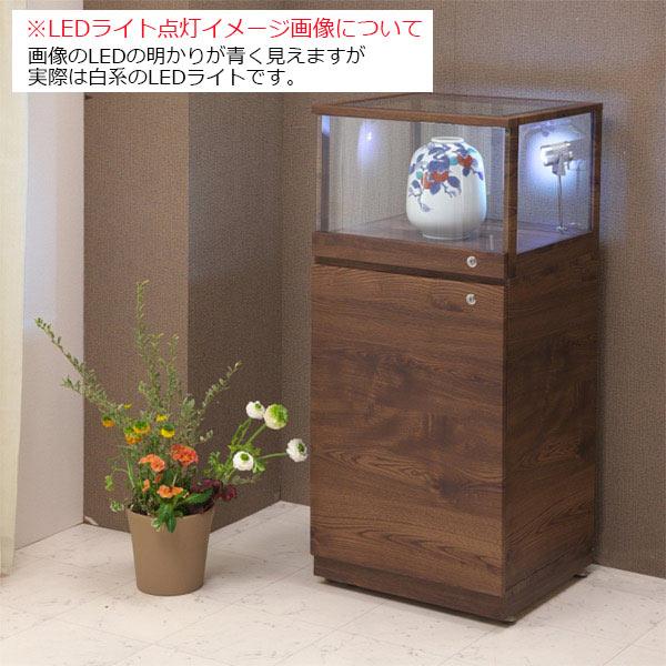 お気に入りの物を大事に収納できる鍵付きコレクションボードです。上段のガラスケースではLED照明のスポットライトが美しく演出してくれます。【サイズ】本体：幅55 x 奥行き50 x 高さ122.5cmガラスケース有効内寸：幅50.5 x 奥行...