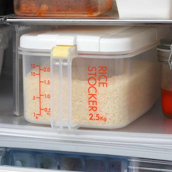 サイズ/約幅15.3×奥行28.1×高さ11.5cm容量/約2.7L米収納量：約2.5kg内容量/本体、計量カップ各2セット材質/本体・フタ・ボタン：ポリプロピレンコロ：ABS樹脂生産国/日本製パーツ別耐熱温度/フタ・本体・ボタン：120度...