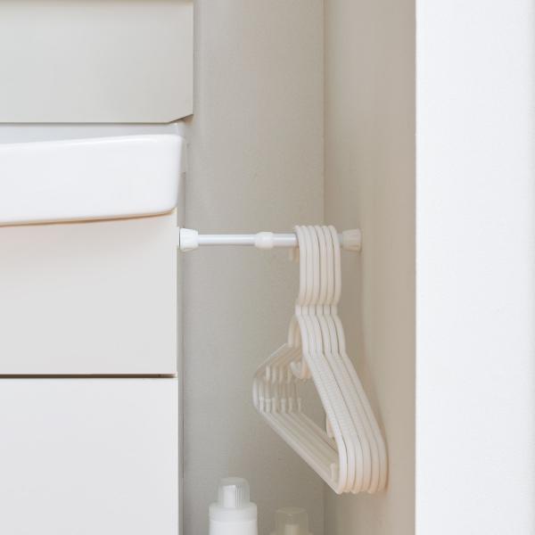 サイズ/約幅13〜16×奥行2.3×高さ2.3cm重量/約35g内容量/2本セット材質/パイプ：鉄、エポキシ樹脂粉体塗装　バネ：バネ鋼　樹脂部品：ポリエチレン樹脂、合成ゴム組立状態/お客様組立品●縦にも横にも便利に使える突っ張りすき間棒 小...