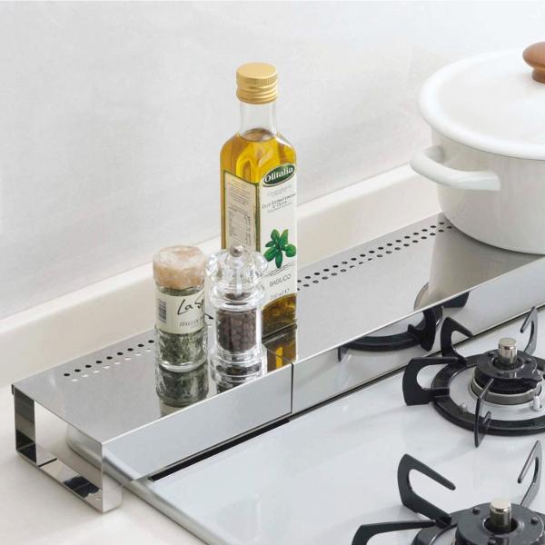 サイズ/約幅64〜80×奥行12×高さ6cm内容量/1台材質/本体：18-0ステンレス脚ゴム：ポリウレタン生産国/日本製●システムキッチンコンロの排気口を油ハネや調味料汚れからガードする排気口カバーです。●調理中の鍋の一時置きや、さっと使い...