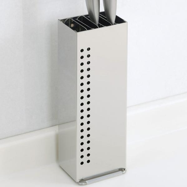 サイズ/約幅8×奥行7×高さ23cm包丁収納部（3ヶ所）：約幅0.3×奥行5×深さ22.3cm内容量/1個材質/本体：18-8ステンレス脚ゴム：シリコーンゴム生産国/日本製●包丁を3本収納できるスリムな包丁スタンドです。●シンク奥にも置ける...
