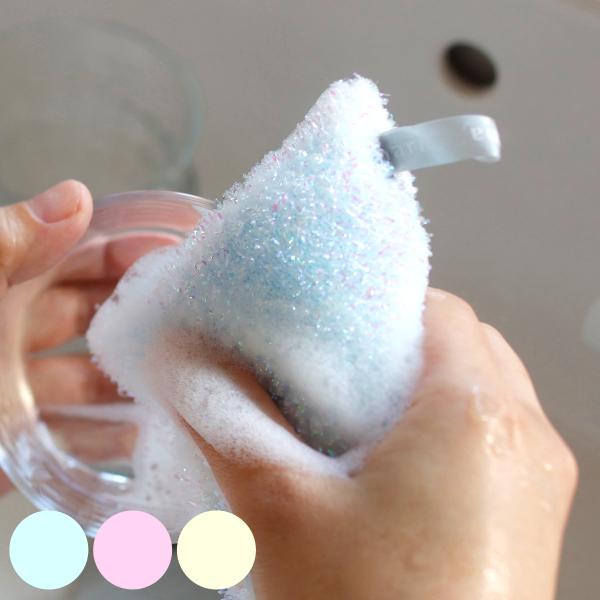 サイズ/約幅9×奥行9.5×高さ3cm内容量/1個材質/カバー：飽和ポリエステル樹脂・ナイロン、スポンジ：ポリウレタン種類/ブルー、ピンク、イエロー生産国/日本製●キラキラしたパイル状の透明フィルムカバーのスポンジです。●食器の汚れはもちろ...