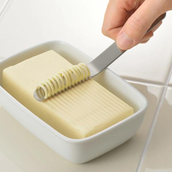 サイズ/約横16×縦1.5cm重量/約30g内容量/1本材質/ステンレス刃物鋼（板厚：2mm）生産国/日本製食器洗い乾燥機/使用不可●冷えてかたまったバターを糸状にすくって塗ることが出来る、バターナイフです。●小さな穴が硬いバターもソフトに...