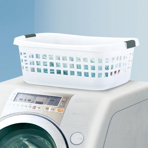 洗濯機の上を上手に使えるランドリーバスケットです。脱衣カゴとしてもお使いいただけます。清潔感のあるホワイトカラーがランドリー周辺をすっきりきれいに見せてくれます。洗濯機の上を有効活用、カゴにたまった洗濯物をすぐに洗濯機の中へ入れられて便利で...