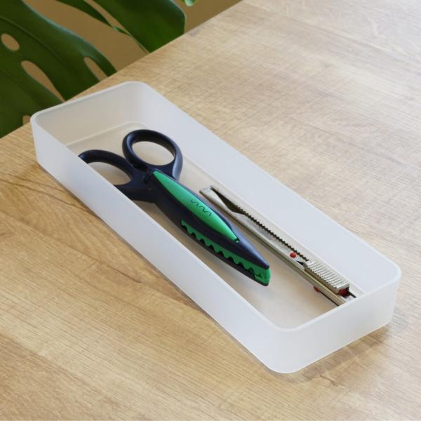 サイズ/外寸：約幅7.85×奥行23.55×高さ3.1cm内寸：約幅7.2×奥行23×高さ2.7cm内容量/1個材質/本体：ポリプロピレン滑り止め：ポリウレタン生産国/日本製●使用頻度の高い細々とした物の収納に最適な小物トレーです。●同シリ...