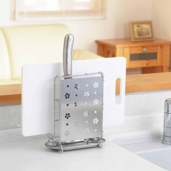 サイズ/約幅15.2×奥行10.2×高さ21.7cm重量/約390g内容量/1個材質/本体：18-8ステンレス板部・トレー：18-0ステンレス脚ゴム：シリコンゴム生産国/日本製●桜シリーズの包丁・まな板・キッチンばさみスタンドです。●置き場...