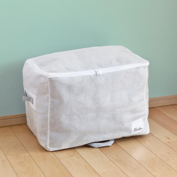 サイズ/約幅50×奥行35×高さ36cm内容量/1個付属品：名札ラベル（パッケージ内にプリント）材質/本体：ポリプロピレン芯板：紙生産国/ベトナム製●クローゼットの棚上に合わせた、奥行き約35cmの収納袋です。●棚上の空いたスペースを有効活...