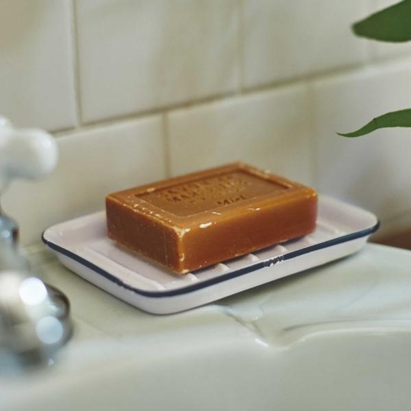 サイズ/約幅13.5×奥行9.5×高さ1.5cm内容量/1個材質/陶器生産国/中国製●爽やかなデザインのソープトレイです。●洗面スペースやバスルームをワンランク上の空間に仕上げます。ソープトレイ せっけん置き 水切り 石鹸台 石けんトレイ ...