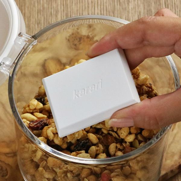 サイズ/約幅6×奥行4.5×高さ0.8cm内容量/2個入り材質/珪藻土生産国/中国製●ポン！と入れるだけで大切な食品を湿気から守る●繰り返し何度も使える●便利な2個セット●Q・汚れは落ちる？●Q・染みが付いた時は？●Q・食品のニオイが移って...