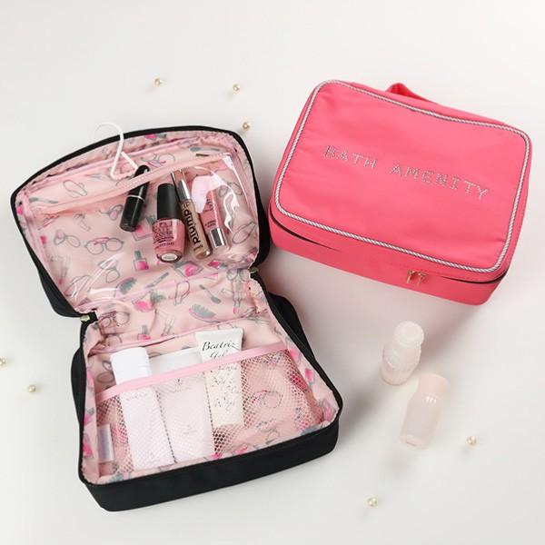 フタにフックが付いているので、吊るして使える便利なアメニティポーチです。自立するので、引っ掛けるところがなくても使いやすいです。中身がごちゃ付かずに収納できるので、使いやすいです。抗菌、消臭ネーム付きなので、衛生的です。きらきら光るデコレー...