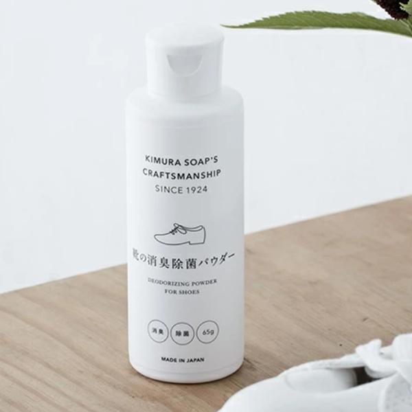 サイズ/約幅4.5×奥行4.5×高さ13cm内容量/65g材質/液性：弱酸性吸湿剤（タルク）、消臭剤、除菌剤生産国/日本製●靴の消臭パウダーです。●靴から発せられる不快な臭いを元から消し去ります。●見えるところに置いても馴染むシンプルなパッ...
