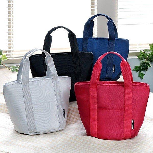 サイズ/約幅25×奥行18×高さ16cm内容量/1個材質/表地：ポリエステル100％裏地：EVA樹脂種類/レッド、ネイビー、ホワイト、ブラック生産国/中国製●大人気ココポットシリーズのランチバッグです。●底が丸型になっており、ココポットラウ...