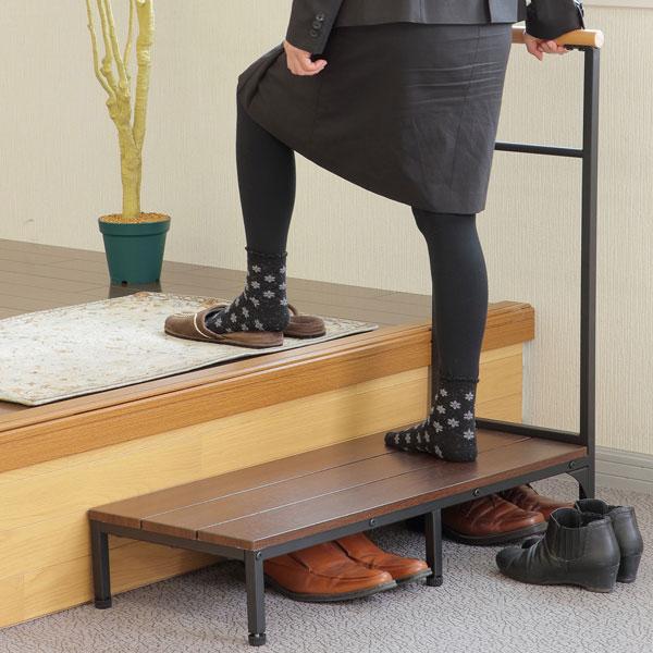 サイズ/約幅91×奥行36×高さ88cm手すりを除く高さ：約17cm重量/約6.5kg内容量/1台材質/スチール、MDF、天然木表面材（天板・棚板・底板）：PVC生産国/中国製組立状態/お客様組立品●手すり付きで昇り降りラクラク●丸みのある...