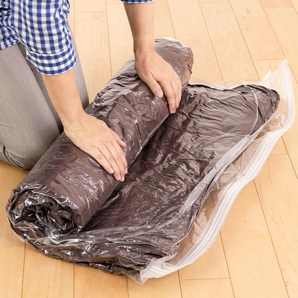 サイズ/圧縮袋：約幅92×奥行95cm収納時のサイズ：約直径30×高さ75cm内容量/圧縮袋1枚、保管チューブ1枚材質/圧縮袋：ナイロン（特殊ポリエチレン）フタ（一体式）：シリコンバルブ本体、スライダー：ポリエチレン保管チューブ：不織布●掛...