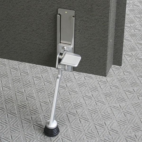 ペダルを踏むとストッパーを解除できるので、腰をかがめる必要がありません。荷物で両手が塞がっていても、足でストッパーを解除できるので大変便利です。スチールドア、木製ドア、アルミドアに使用可能です。ドアと床の間2〜9cmまで対応。【商品詳細】 ...