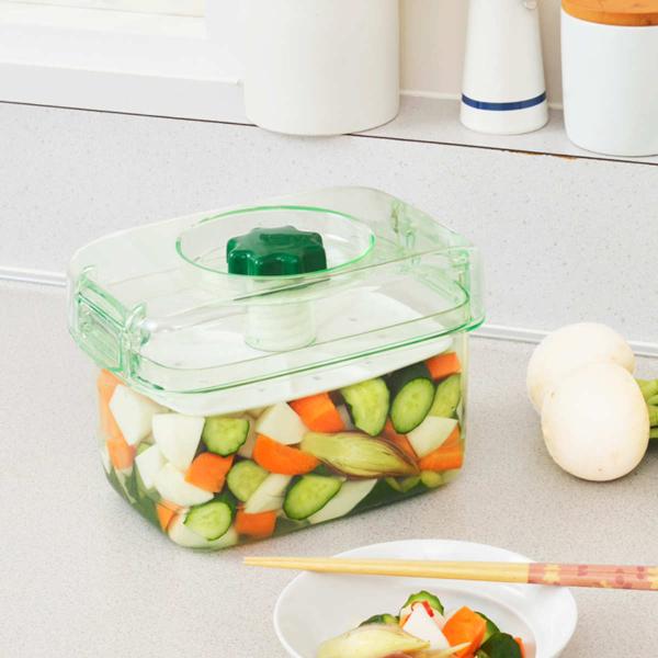 サイズ/約幅20×奥行12×高さ13cm容量/約1.57L内容量/1個材質/本体：ポリスチレン蓋：AS樹脂その他：ポリプロピレンバネ：ステンレス生産国/日本製●手軽に漬けられる即席漬物容器です。●フタをするだけで押しができるので、重石いらず...