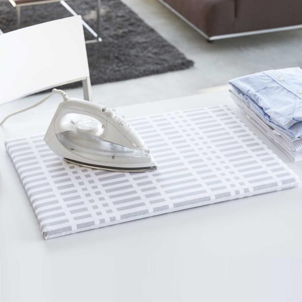 サイズ/約幅60×奥行36×高さ2cm重量/約1kg内容量/1台材質/表面布：ポリエステル・綿クッション材：ポリエステル天板：木質繊維版生産国/日本製●置いておくだけでお部屋に馴染むファブリックボードのようなアイロン台です。●やさしい色合い...