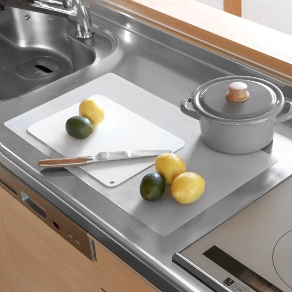 サイズ/約横40.5×縦30.5cm内容量/1個材質/シリコーンゴム生産国/中国製耐熱温度/230度●敷くだけで快適、調理台をキズや汚れから守るシート Sサイズです。●すべり止めがついているので、まな板やキッチンツールがずれにくく作業効率ア...