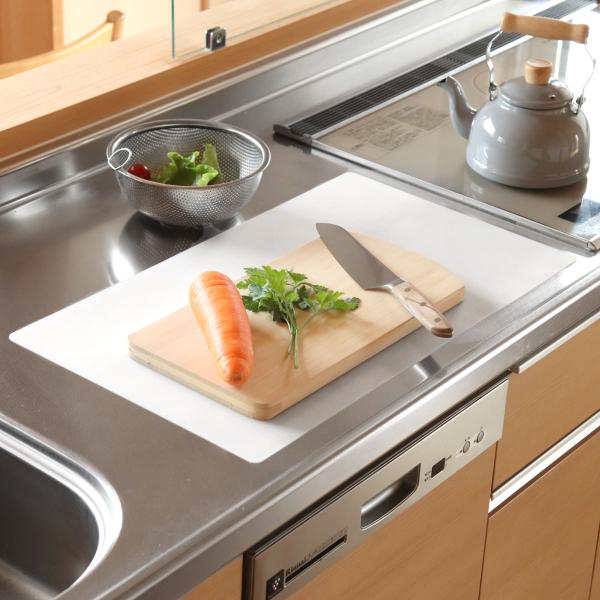 サイズ/約横65.5×縦45.5cm内容量/1個材質/シリコーンゴム生産国/中国製耐熱温度/230度●敷くだけで快適、調理台をキズや汚れから守るシート Lサイズです。●すべり止めがついているので、まな板やキッチンツールがずれにくく作業効率ア...