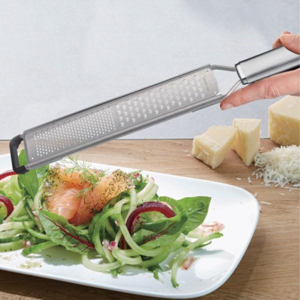 サイズ/約幅4.5×奥行38.7×高さ1.8cm重量/約233g内容量/1個材質/刃・本体：ステンレス（レーザー加工）持ち手端：ABS樹脂先端フック：TPE樹脂生産国/中国製パーツ別耐熱温度/持ち手端・先端フック：70度食器洗い乾燥機/使用...