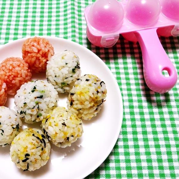 ご飯を詰めてフリフリするだけで、ちび丸おにぎりができるキットです。できたおにぎりは、ポンと押すだけで簡単に取り出せます。小さなお子さんも持ちやすくて食べやすい小さいおにぎりが作れます。同時に3個作れます。【商品詳細】 サイズ/約幅18×奥行...